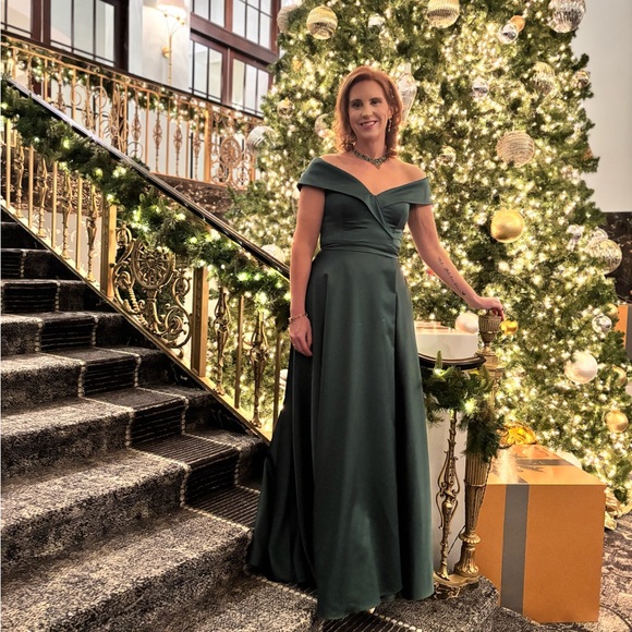 Xscape | Dresses | Emerald Green Satin Gown | Poshmark